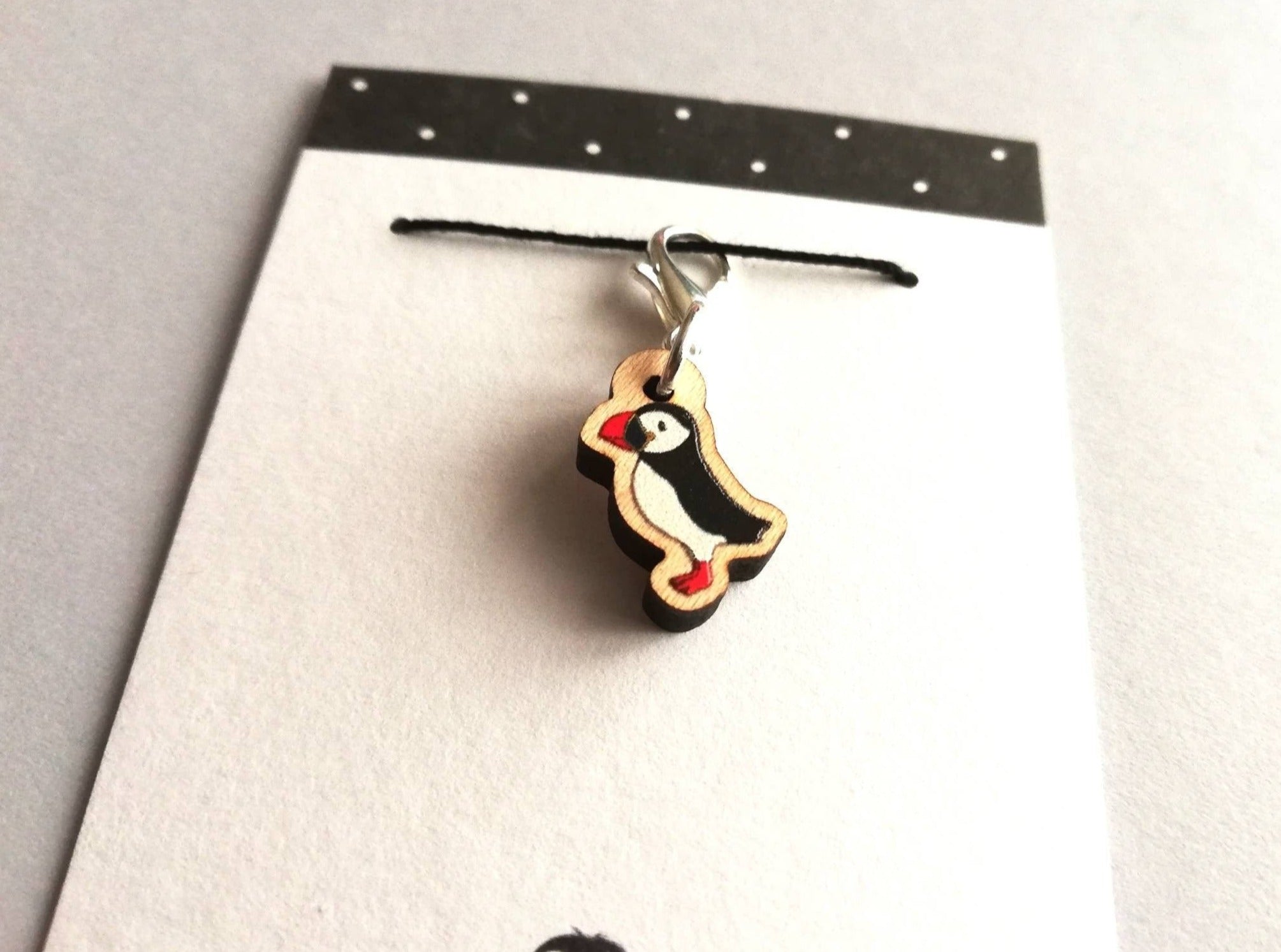 Puffin stitch marker – by Kate Elford